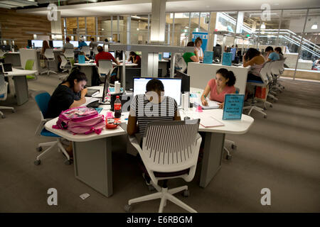 Community college students use computer and tutoring lab at new campus ...