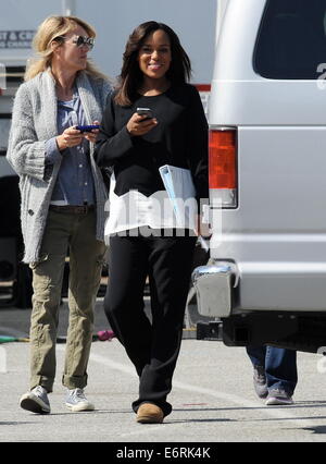 Pregnant Kerry Washington shows off her baby bump during a lunch break ...