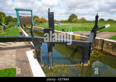 Guillotine Lock On The River Nene Upper Barnwell Lock Oundle ...