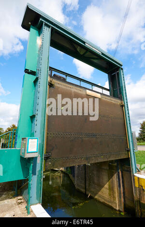 Guillotine Lock On The River Nene Upper Barnwell Lock Oundle ...