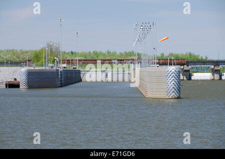 Kentucky, Cumberland River, Lake Barkley, Barkley Lock. Water level ...