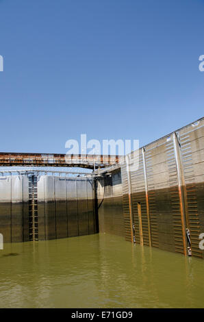 Kentucky, Cumberland River, Lake Barkley, Barkley Lock. Water level ...