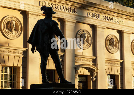 Sir Walter Raleigh statue in Greenwich, London, England Stock Photo - Alamy