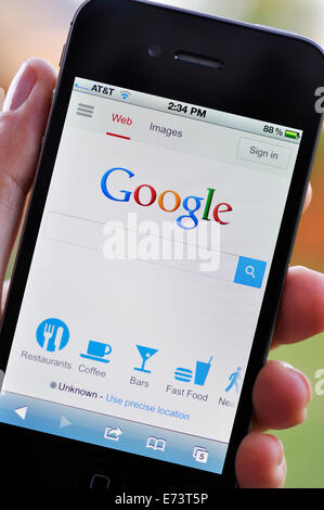 iPhone screen showing Google search engine website Stock Photo - Alamy