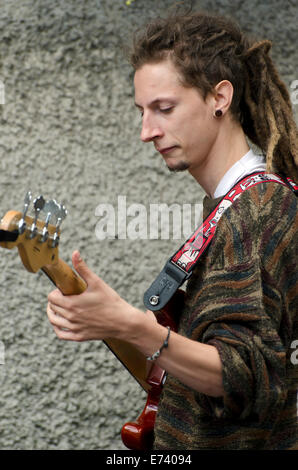 Guitarist busking during the Festival Fringe in the Royal Mile ...