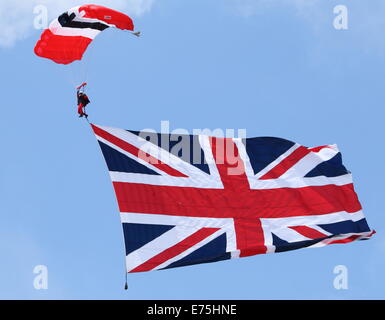 Red Devils Parachute Regiment's parachute display team Stock Photo - Alamy