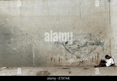 Mae Sot, Thailand. 9th Sep, 2014. Burmese migrant workers crossing the ...