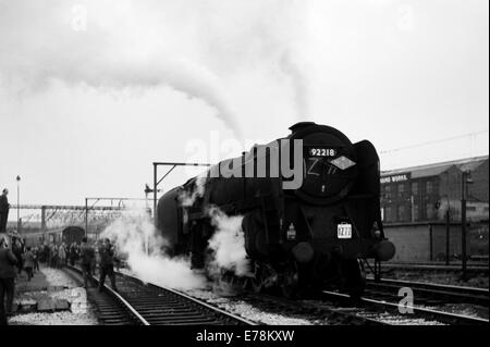 class 9f steam locomotive number 92203 at loughborough station, great ...