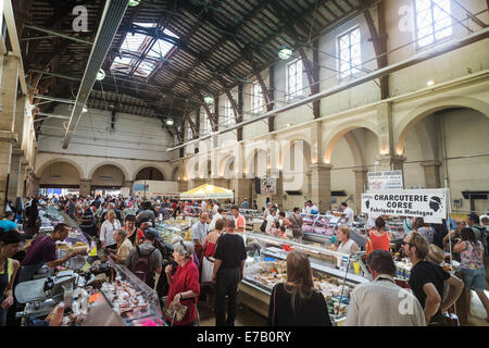 Saturday market in Beaune, Dordogne, France Stock Photo - Alamy