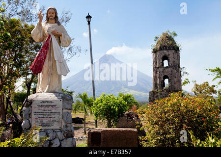 Mayon volcano, Legazpi, Philippines Stock Photo - Alamy