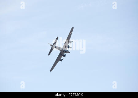 Boeing B-17G Flying Fortress '124485' WW2 Bomber plane representing the ...
