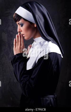 Nun praying the rosary Stock Photo: 125618724 - Alamy