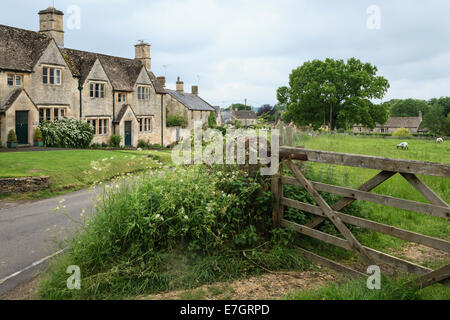 TRADITIONAL FARM BUILDINGS IN WINDRUSH OXFORDSHIRE UK Stock Photo - Alamy