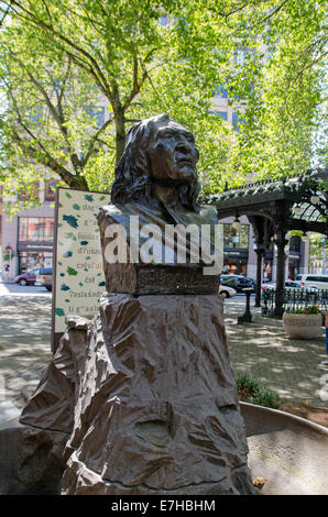 Chief Seattle statue, Pioneer square Stock Photo - Alamy