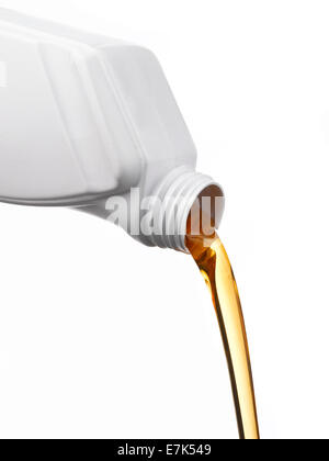 Oil can pouring Stock Photo - Alamy