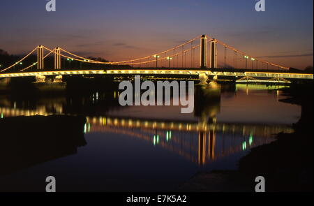 Chelsea Bridge in London at Dusk Stock Photo - Alamy