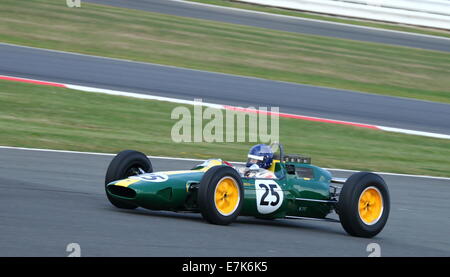 Andy Middlehurst, Lotus 25 R4, during a race for pre-1966 historic ...