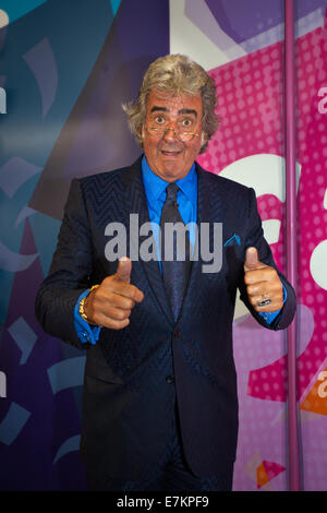 David Dickinson TV Presenter Antiques Expert February 2002 At home in ...