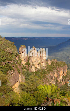 Three Sisters rock formation. View from Echo Point in the Blue ...