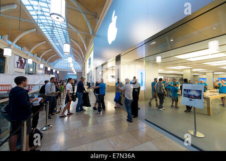 Apple fans queue for the latest iPhone the iPhone 6 at the Apple store ...