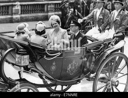 VE DAY 1945 King George VI Queen Elizabeth Princess Elizabeth left and ...