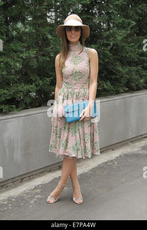 Street style, Nicole Pinheiro arriving at Barbara Casasola Fall-Winter ...