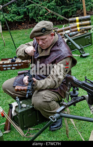 Corporal Nobbs 1st Btn Ox & Bucks Light Infantry demonstrates British ...