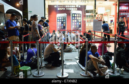 People line up to buy Apple's new iPhone 4 outside the Apple store on ...