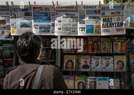 greek newspapers newspaper stand greece front page Stock Photo - Alamy