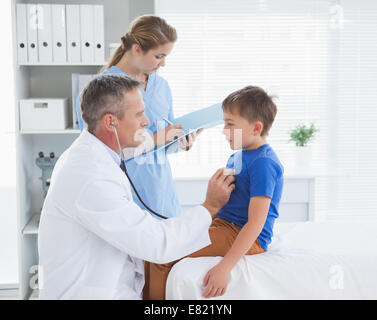 Nurse checking patient's heartbeat with stethoscope Stock Photo - Alamy