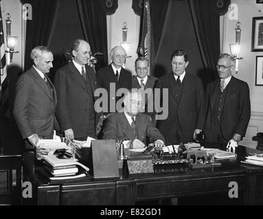 President Franklin D. Roosevelt signs the GI Bill of Rights at the ...