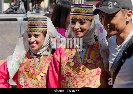 Turkish Horon traditional folk dancers Stock Photo - Alamy