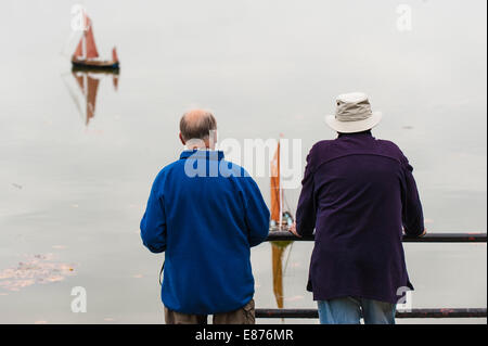 Members of the Maldon and Blackwater Model Boat club sailing their ...