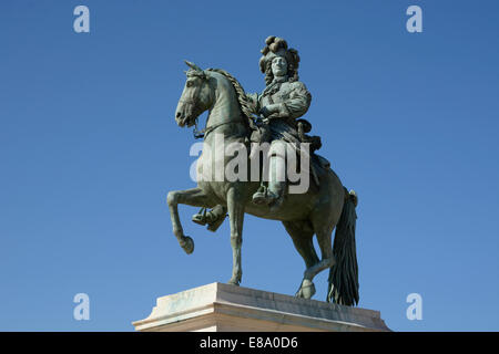 Louis XIV statue (Sun King) and Crystal Pyramid in front of the Louvre ...