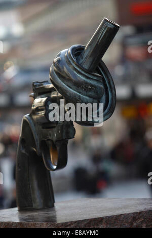 Non Violence gun sculpture outside the United Nations Headquarters ...