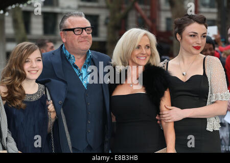 Ray Winstone with his wife Elaine and daughter Ellie Cirque du Soleil ...