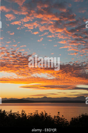 Sunset over Puget Sound and the Olympic Mountain Range at Golden ...