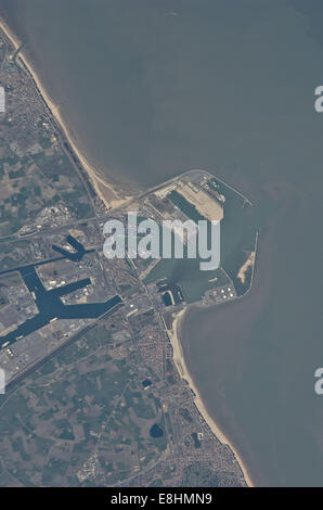 Container Handling at the Port of Zeebrugge Stock Photo - Alamy