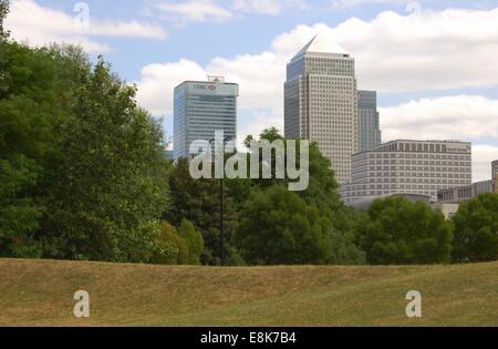 Canary Wharf skyline from Ropemakers Field at Limehouse in London ...