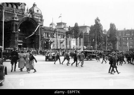 1930s PEDESTRIANS IN FRONT OF HOTEL EDISON MARQUEE NEW YORK CITY ...