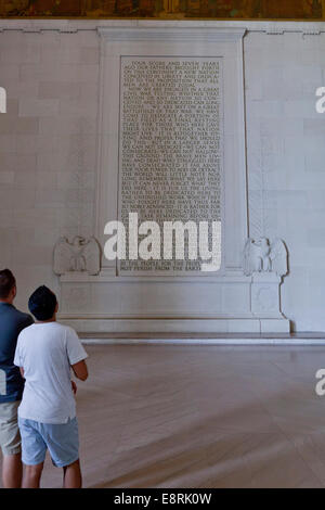 Visitors reading the Gettysburg Address at the Lincoln Memorial ...