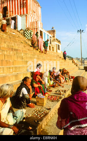 Offerings to the Ganges ceremony, Varanasi, India Stock Photo - Alamy