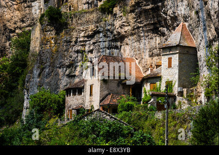 France, Cabrerets. Village at the foot of the Rochecourbe cliffs Stock ...