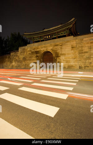 Geonchunmun gate into Gyeongbokgung Palace, Seoul, South Korea Stock ...