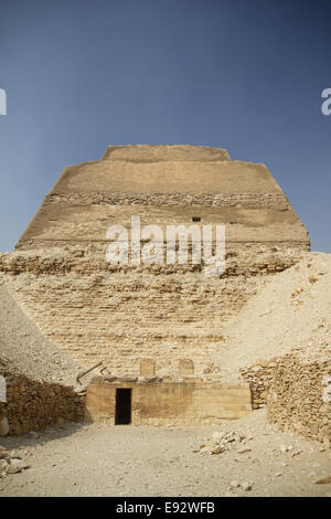 The pyramid of King Snefru (the first king of the 4th Dynasty, came to ...