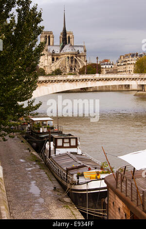 Barge in Seine river by Notre Dame de Paris cathedral Stock Photo - Alamy