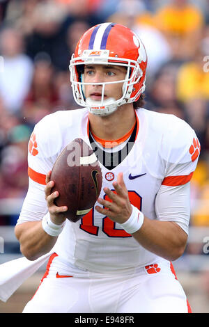 Massachusetts, US. 18th Oct, 2014. Boston College Eagles quarterback ...
