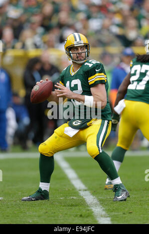 Green Bay Packers quarterback Aaron Rodgers (12) warms up before the ...