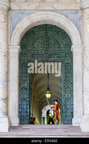 Swiss guards, St Peters Basilica, Rome, Italy Stock Photo - Alamy