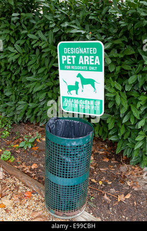 Designated pet area sign - USA Stock Photo - Alamy